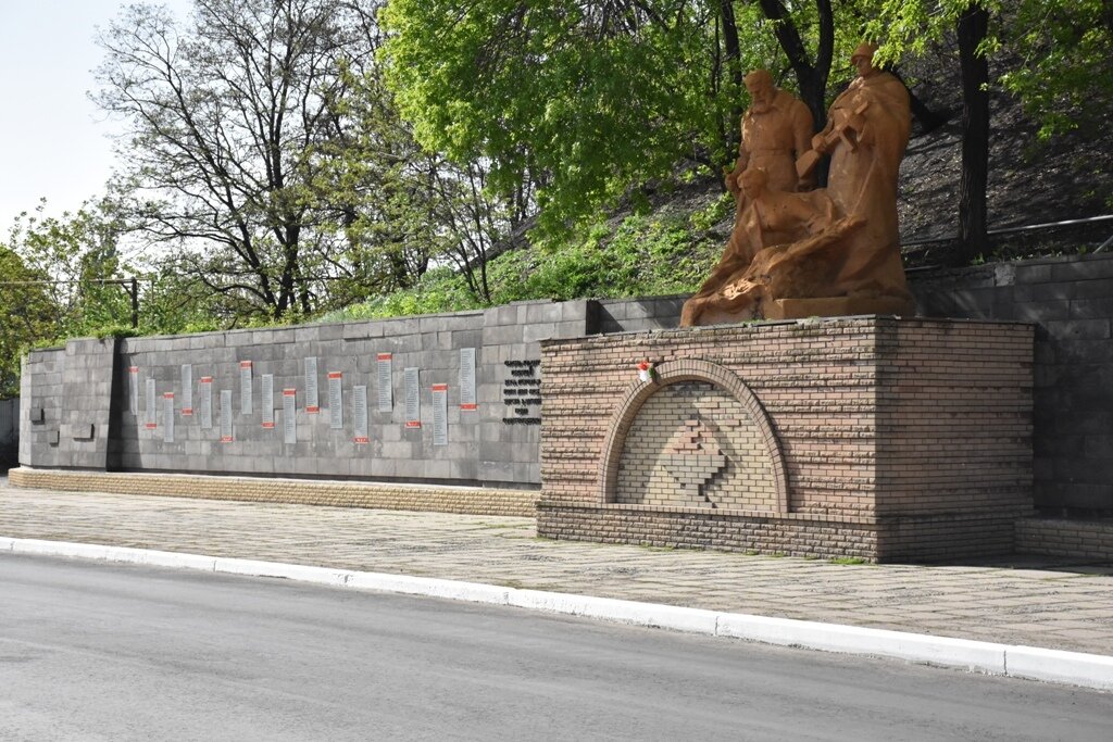 Anıt, heykel Жертвам фашизма, Krasnyi Luch, foto