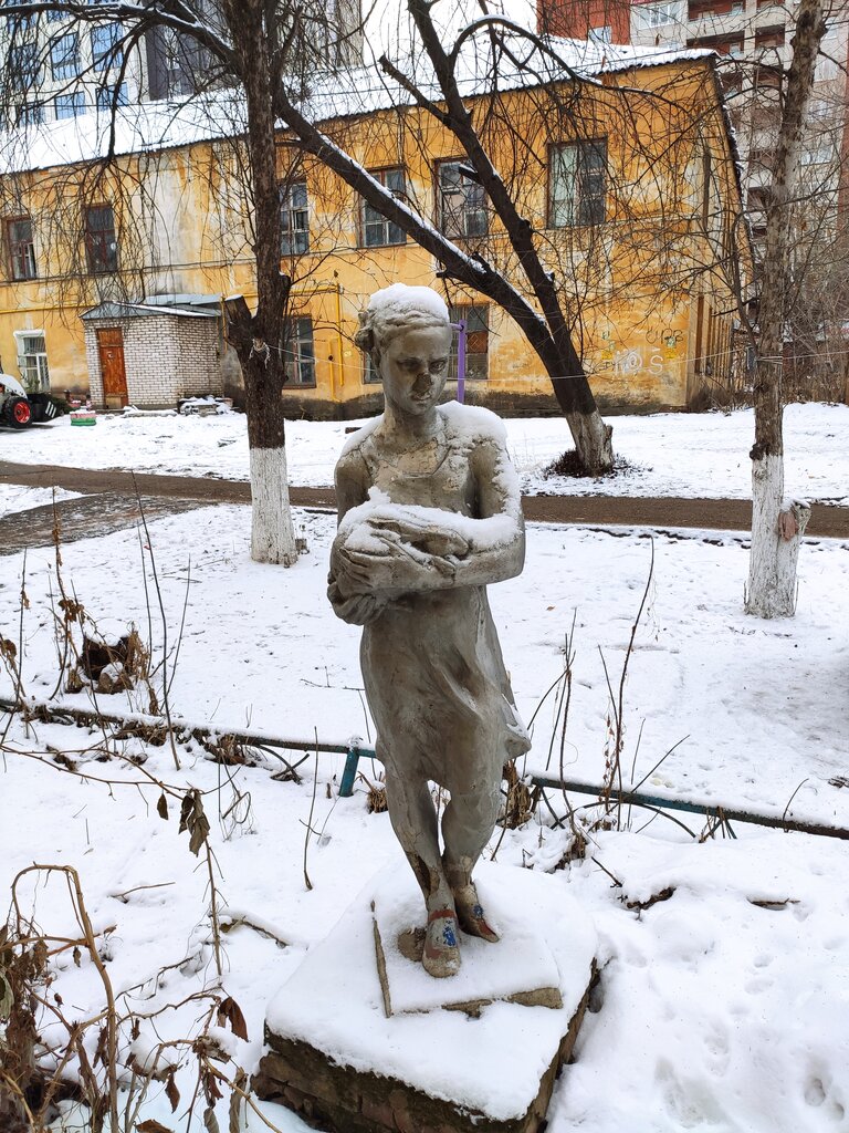 Park, sokak heykeli Девушка с кроликом, Ufa, foto