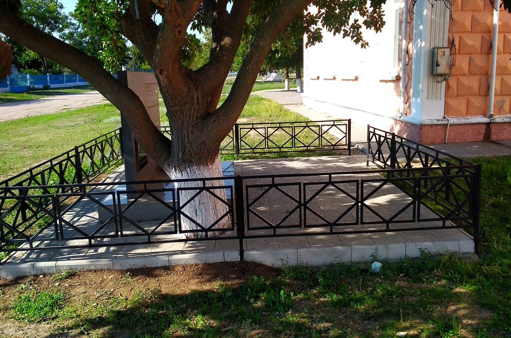 Anıt, heykel Братская могила партизан, Kırım Cumhuriyeti, foto