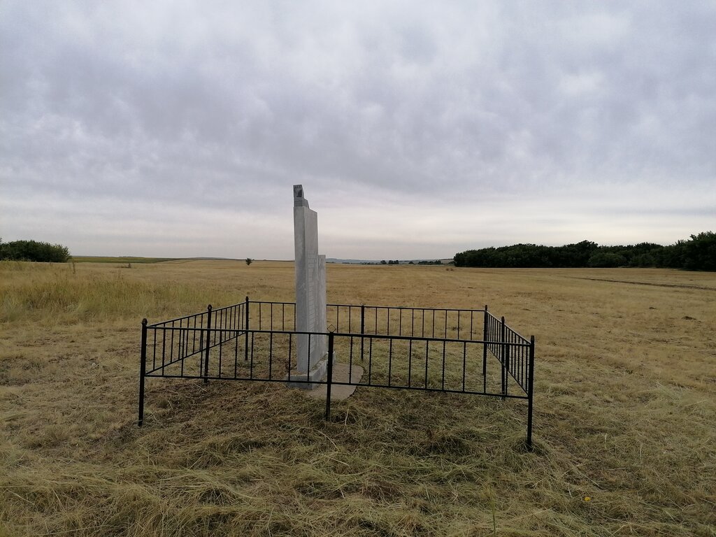 Anıt levhası, anıt taş Памятный знак Живи и помни, Orenburgskaya oblastı, foto