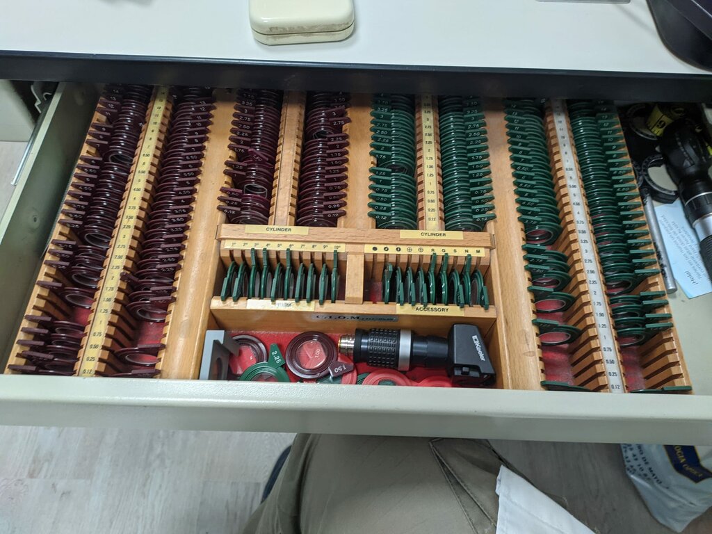 Giyim mağazası Óptica Sienna, Kastilya‑La Mancha, foto