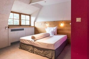 HOT_elarnia Hotel i SPA (E30 Polska, 24), otel  Puszczykowo'dan