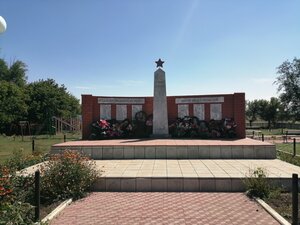 Память Победы (Orenburg Region, Saraktashskiy rayon, Novocherkasskiy selsovet, selo Kamyshino, Shkolnaya ulitsa), anıt, heykel  Orenburgskaya oblastından