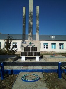 Обелиск воинам-односельчанам, павшим в Великой Отечественной войне (Orenburg Region, Sol-Iletskiy munitsipalny okrug, selo Boyevaya Gora), anıt, heykel  Orenburgskaya oblastından