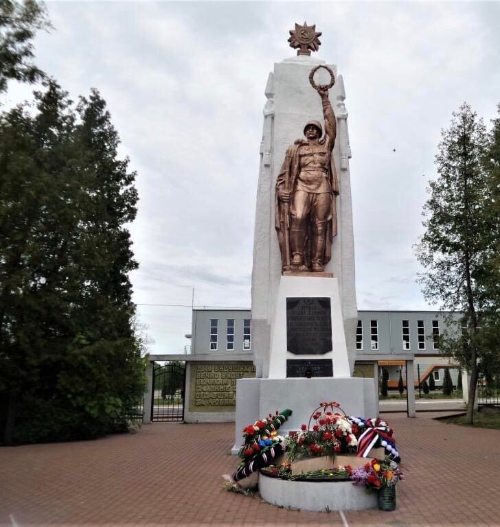 Anıt, heykel Братская могила советских воинов, Bagrationovsk, foto