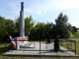 Воинам, павшим в годы Великой Отечественной войны 1941-1945 гг. (Bryansk Region, Klintsovskiy rayon, Medvyodovskoye selskoye poseleniye, selo Knevichi, Tsentralnaya ulitsa), anıt, heykel  Brianskaya oblastından
