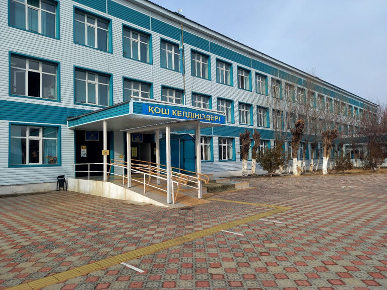 Ortaokul Mukhtar Auezov Gymnasium School, Janatas, foto