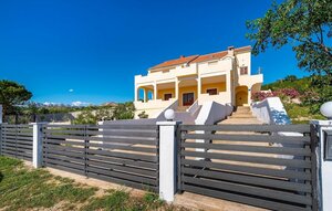 Beautiful Home in Krusevo With 3 Bedrooms (Istria County, Sveta Nedelja, Marići), otel  Zadar Bölgesi'nden