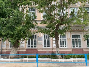 Здание, в котором учился Герой Советского Союза Н.М. Санджиров (ulitsa 30 let Pobedy No:81), anıt levhası, anıt taş  Dubovka'dan