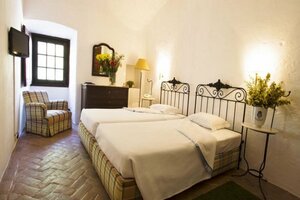 Hotel Convento de São Paulo (Évora, Arraiolos, Aldeia da Serra), otel  Evora'dan
