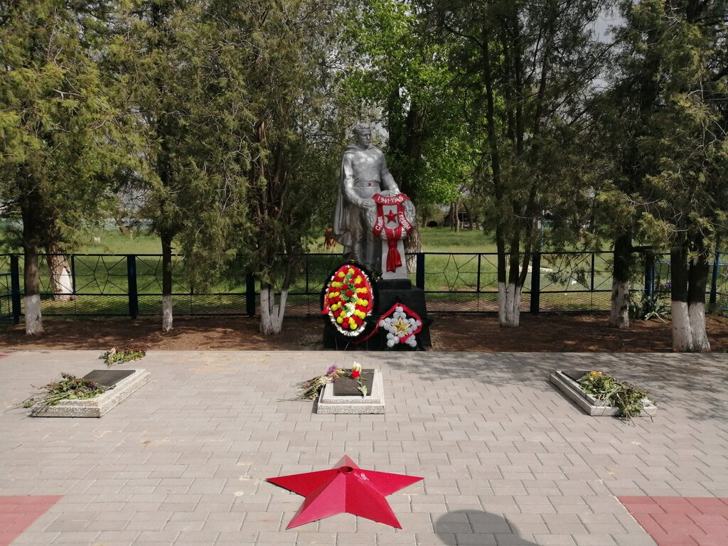 Anıt, heykel Братская могила, Rostovskaya oblastı, foto