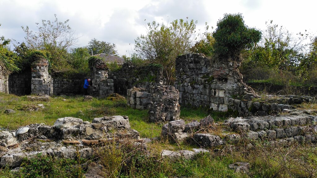 Turistik yerler Храм Ахаш-Ныха, Gagra Bölgesi, foto