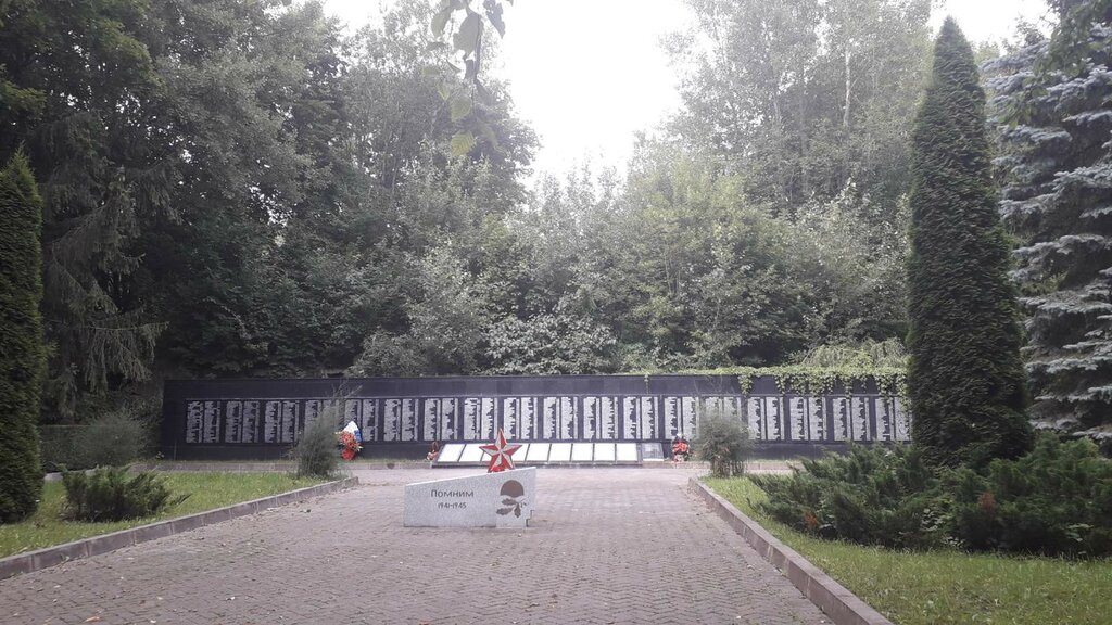 Anıt, heykel Братская могила советских воинов, погибших в январе 1945 года, Kaliningradskaya oblastı, foto