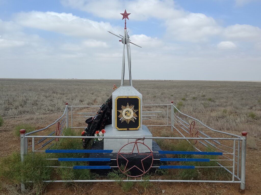 Anıt, heykel Могила Я.М. Михайлова, Astrahanskaya oblastı, foto