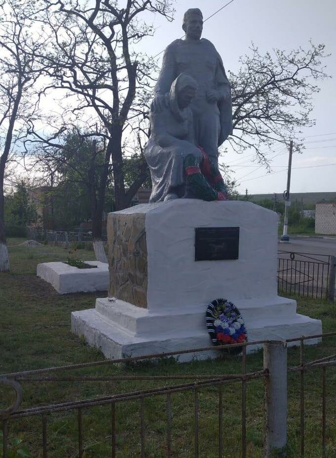 Anıt, heykel Землякам, павшим в Великую Отечественную войну, Rostovskaya oblastı, foto