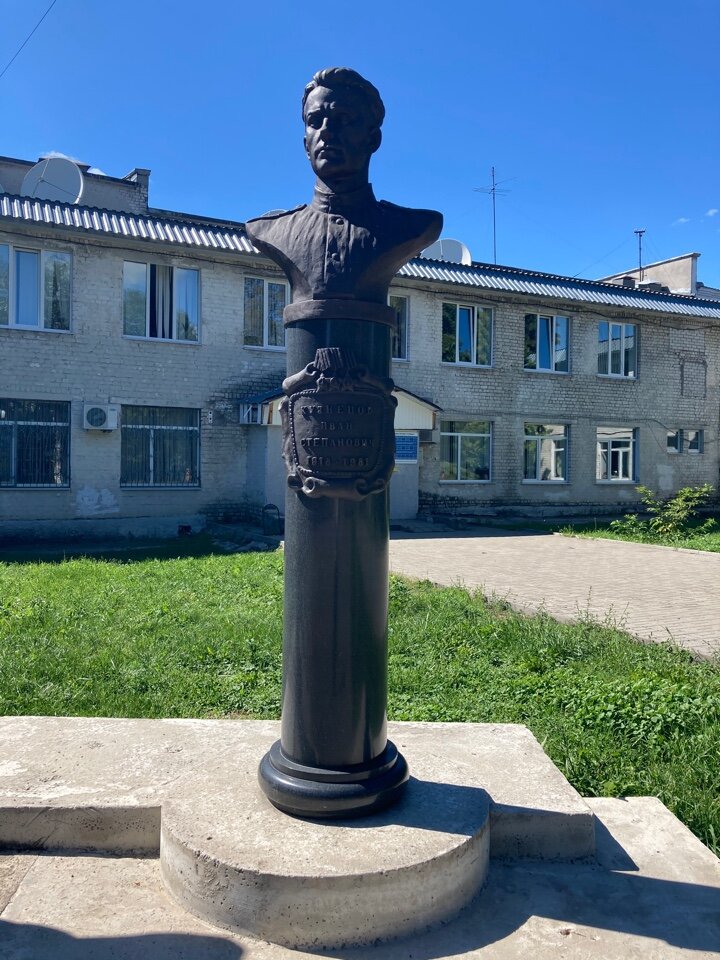 Anıt, heykel Бюст Кузнецова И.С., Karaçev, foto