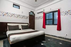 Collection O 77404 Hotel Balram (Blue Line, Noida Sector 52 metro station), otel  Noida'dan