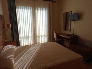 Hotel A Raíña (Galicia, Pontevedra, Calle a Rua, 21), otel  Galisya'dan