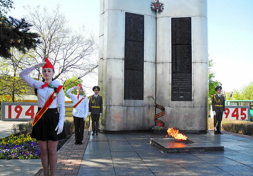 Anıt, heykel Братская могила, Bobruisk, foto