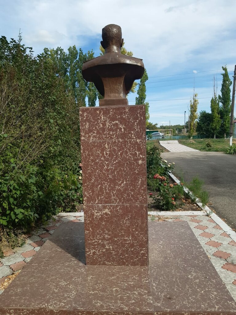 Anıt, heykel Бюст Героя Советского Союза И.Ф. Дремова, Saratovskaya oblastı, foto