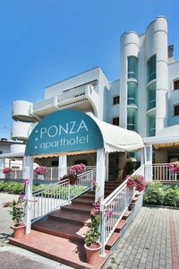 Aparthotel Ponza (Via Tridentina No:52, Lignano Sabbiadoro), otel  Lignano Sabbiadoro'dan