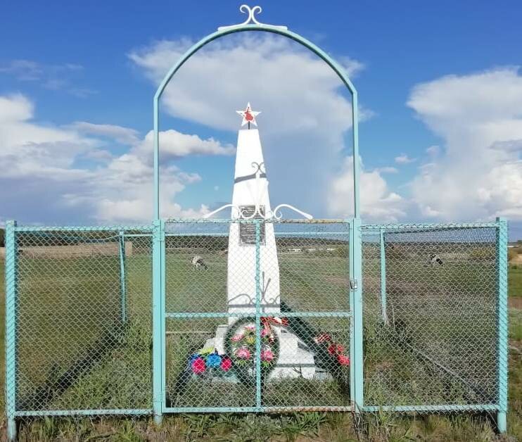 Anıt, heykel Братская могила, Kurganskaya oblastı, foto