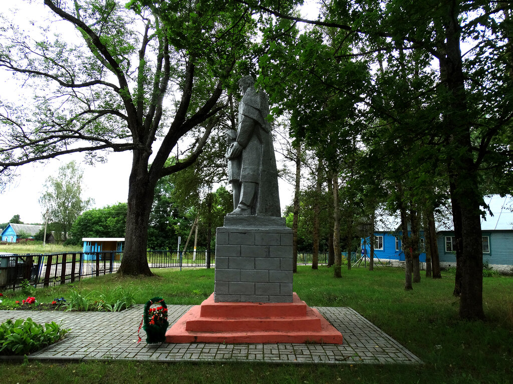 Anıt, heykel Воин-освободитель, Brianskaya oblastı, foto