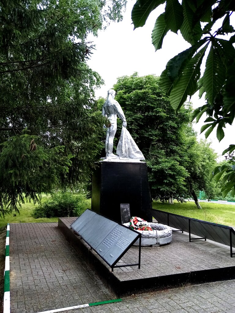 Anıt, heykel Братская могила советских воинов, погибших в боях с фашистскими захватчиками, Belgorodskaya oblastı, foto