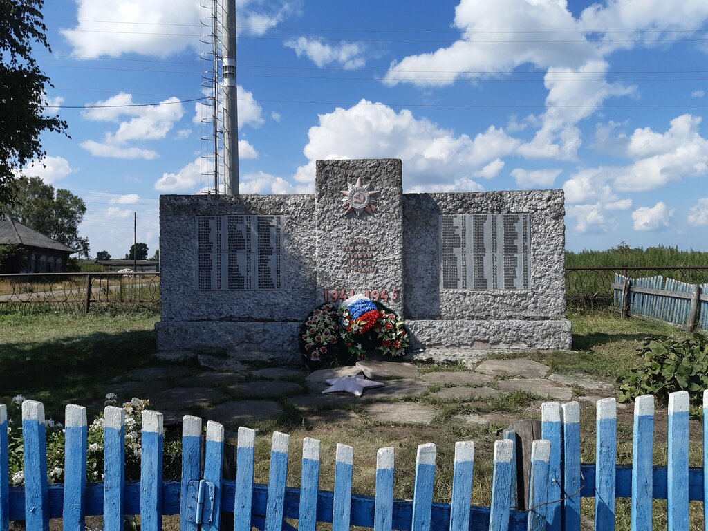 Anıt, heykel Мемориальная стена Слава землякам, погибшим в боях за Родину, Novosibirskaya oblastı, foto