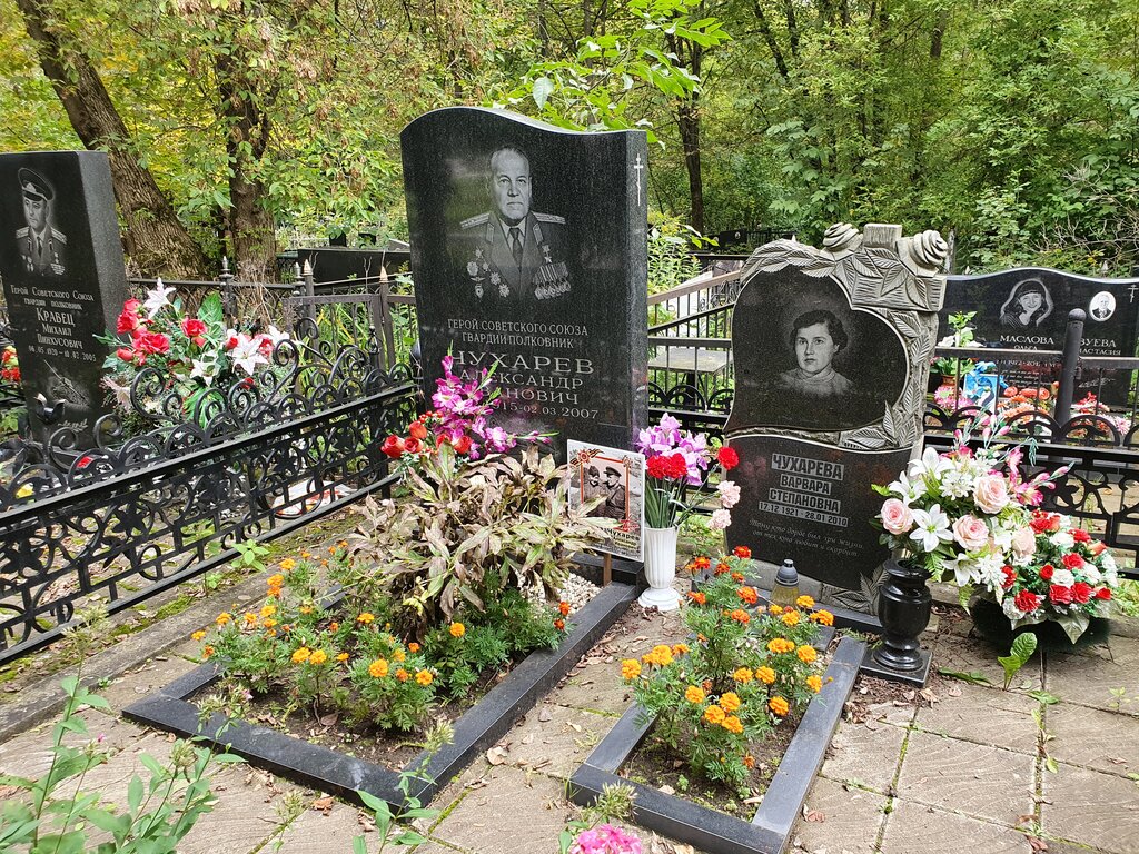 Ünlü kişilerin mezarları Герой Советского Союза А.И. Чухарев, Podolsk, foto