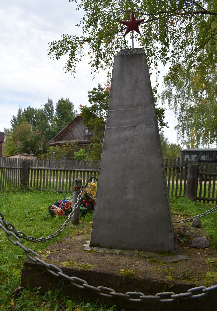 Anıt, heykel Обелиск воинам, павшим в Великой Отечественной войне, Kostromskaya oblastı, foto