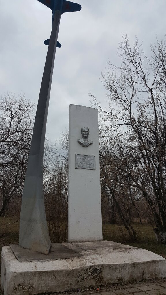 Anıt, heykel Памятник Герою Советского Союза летчику А. В. Оборину, Nytva, foto