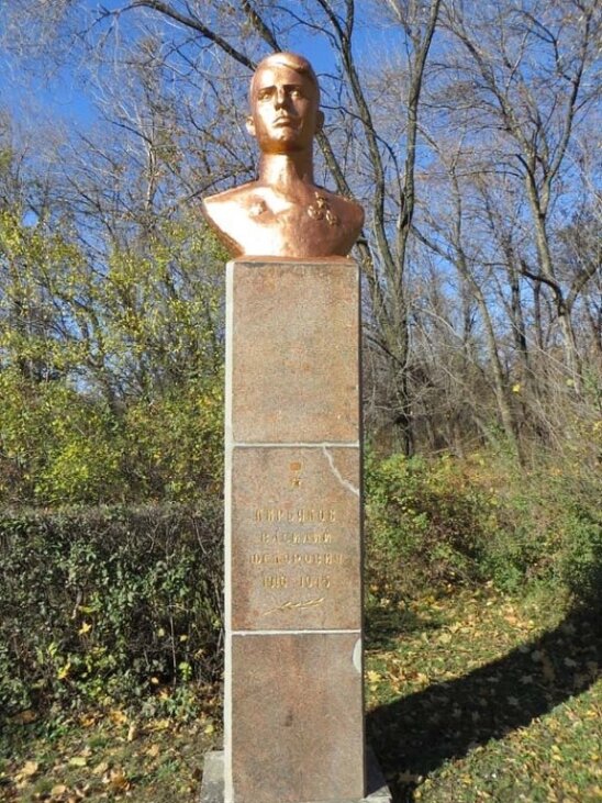 Anıt, heykel В.Ф. Кирьяков, Krasnyi Luch, foto