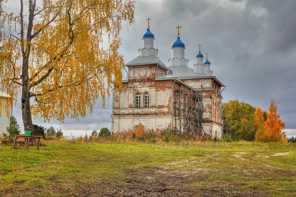 Ortodoks kiliseleri Tserkov Uspeniya Presvyatoy Bogoroditsy V Umilenye, Kostromskaya oblastı, foto