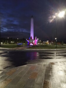 Стела (Omsk, mikrorayon Stary Kirovsk), park, sokak heykeli  Omsk'tan