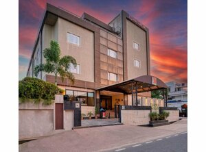 Sapna Clarks Inn (State of Uttar Pradesh, Lucknow, Red Line, Badshah Nagar metro station), otel  Lakhnau'dan