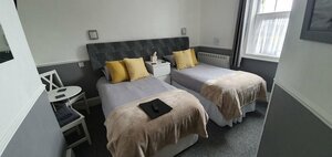 The Aldor Guest House (Building 24, Bu Tina, Al Sharq, Sharjah), otel  Skegness'ten