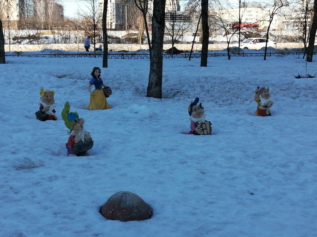 Park, sokak heykeli Белоснежка и семь гномов, Kirovsk, foto