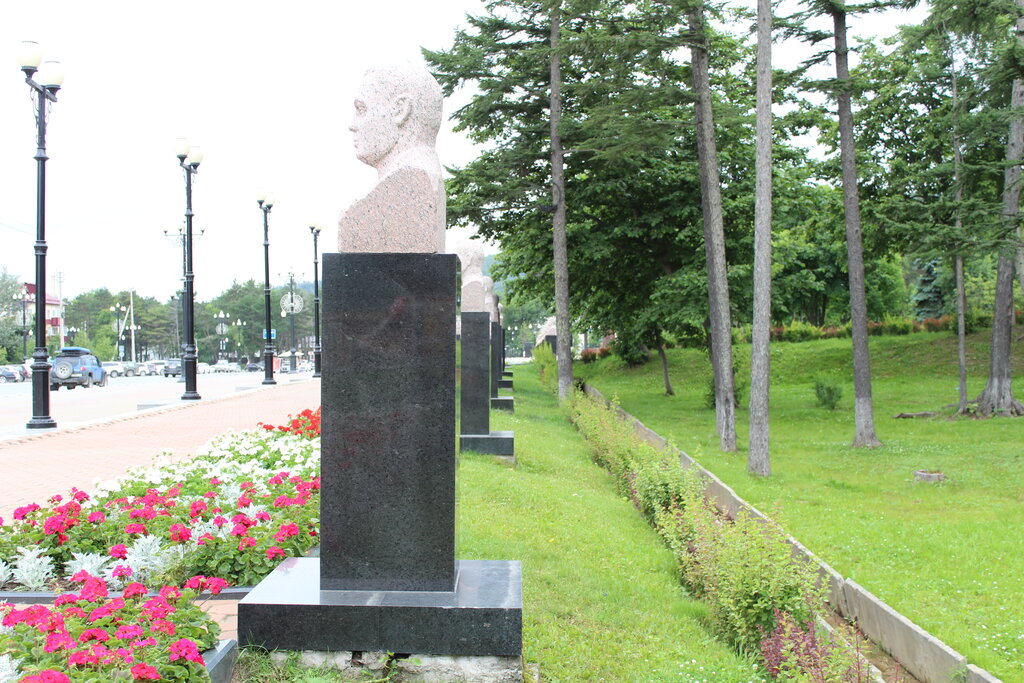 Anıt, heykel Д.Г. Пономарёв, Sakhalinsk, foto