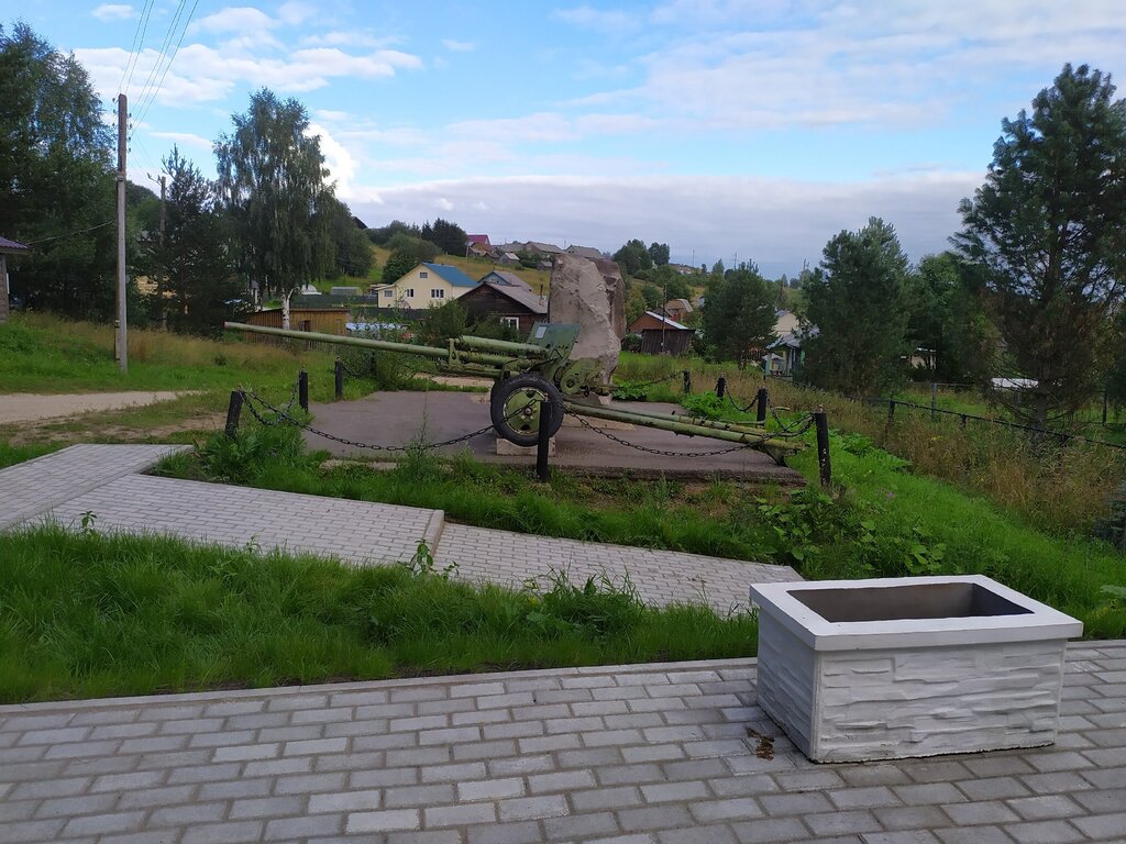 Anıt, heykel Воинам, ушедшим воевать из деревни Соколова Гора, Arhangelskaya oblastı, foto