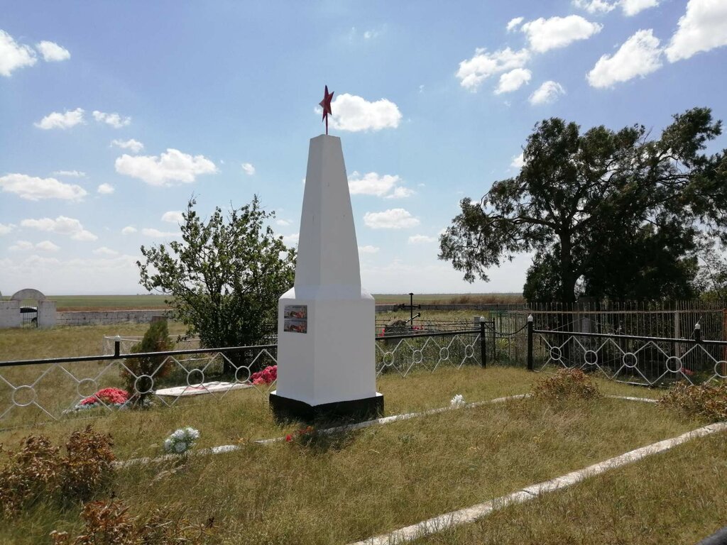 Anıt, heykel Братская могила советских воинов, Kırım Cumhuriyeti, foto