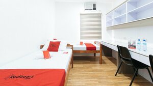 RedDoorz Plus at 1318 Residences (Manila), otel  Manila'dan