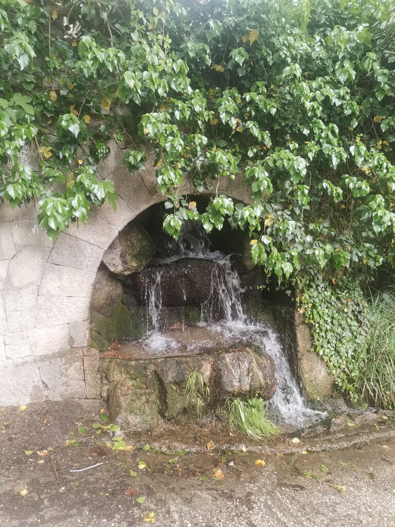 Çeşme Водяной каскад в гроте, Alupka, foto