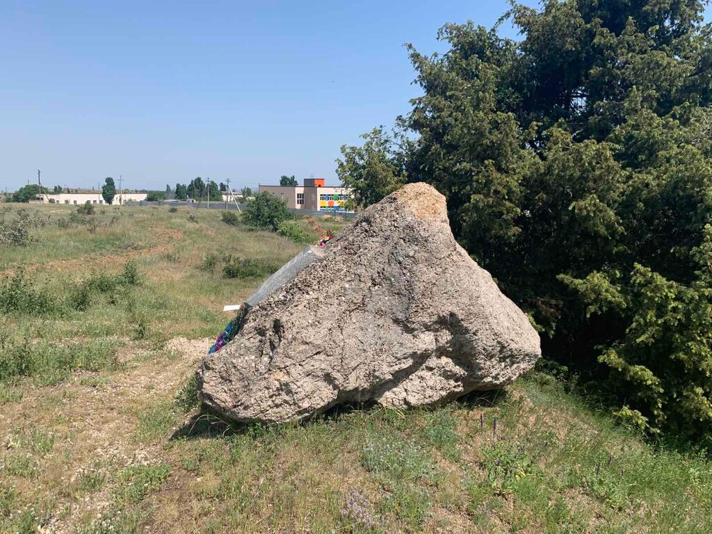 Anıt, heykel Место массовых расстрелов советских граждан у подножия горы Агармыш, Stary Krym (Eski Kırım), foto