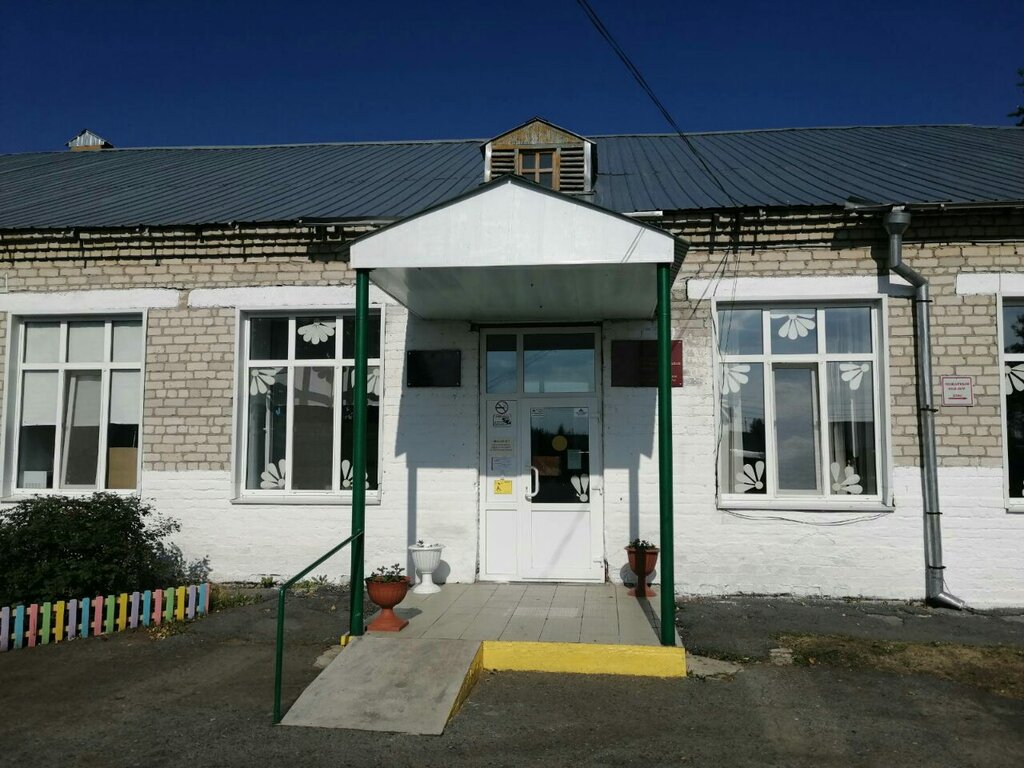 Anıt levhası, anıt taş Детям блокадного Ленинграда, Tümen (Tiumenskaya) oblastı, foto