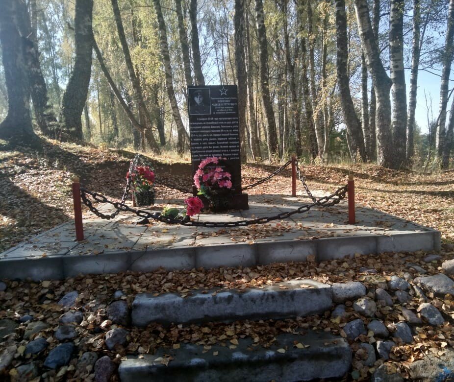Anıt, heykel Место гибели А.И. Кожевина, повторившего подвиг А.Матросова, Pskovskaya oblastı, foto