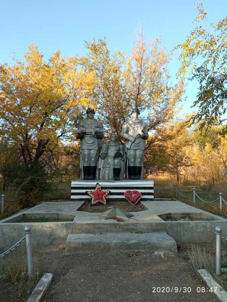 Anıt, heykel Воинам-односельчанам, павшим в Великой Отечественной войне, Orenburgskaya oblastı, foto