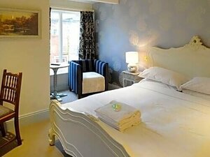 The Crown (England, Royal County of Berkshire, Royal Borough of Windsor and Maidenhead, Civil Parish of Cookham, Cookham Village), otel  Berkshire County'den