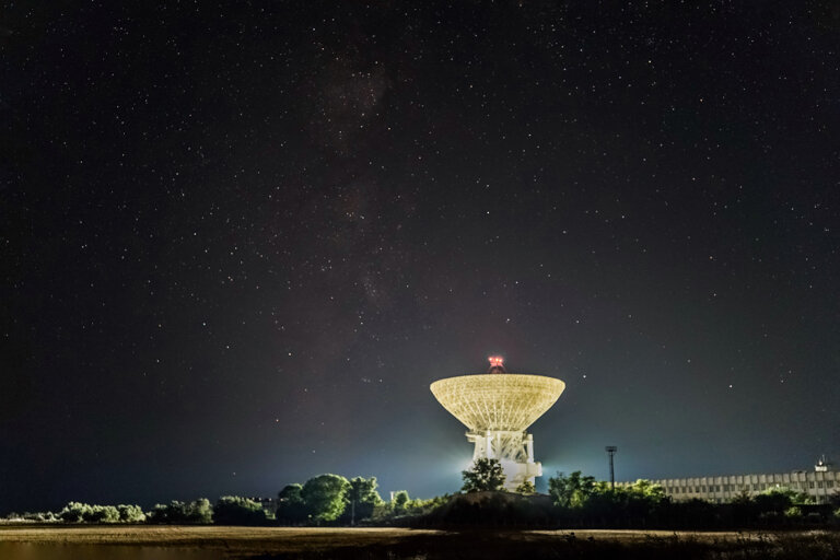 Turistik yerler P-2500 radio telescope, Kırım Cumhuriyeti, foto