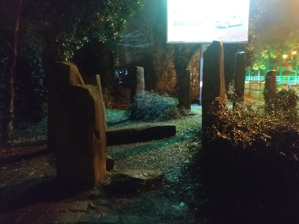 Park, sokak heykeli Стоунхендж, Soçi, foto